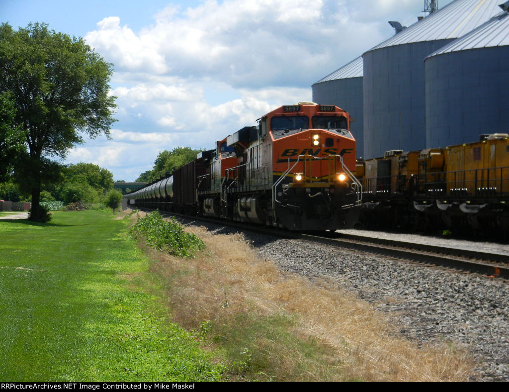 BNSF 5897